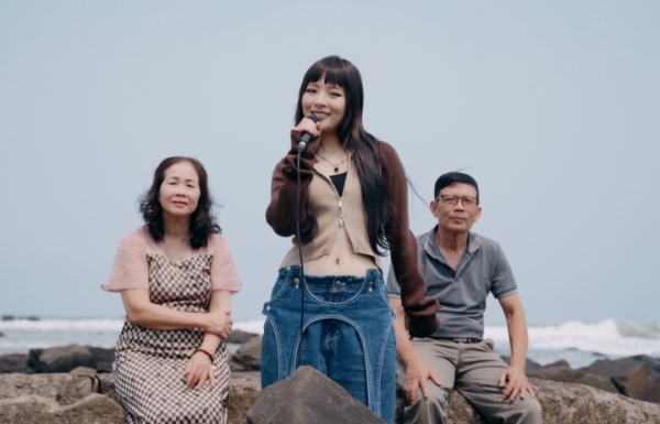 Lena gửi gắm thông điệp gia đình trong MV mới, cameo là ai mà làm fan ...