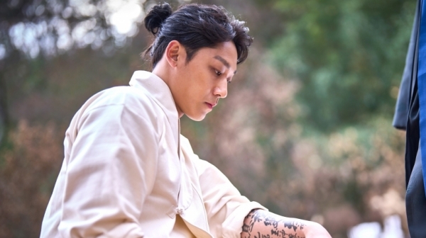 Lee Do Hyun thống trị màn ảnh rộng dù đang trong quân ngũ