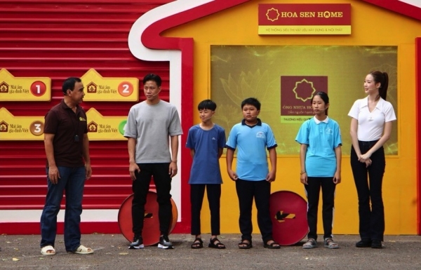 "Mái ấm gia đình Việt": MC Quyền Linh gây xúc động khi cố gắng ghi hình dù chân đang bị chấn thương