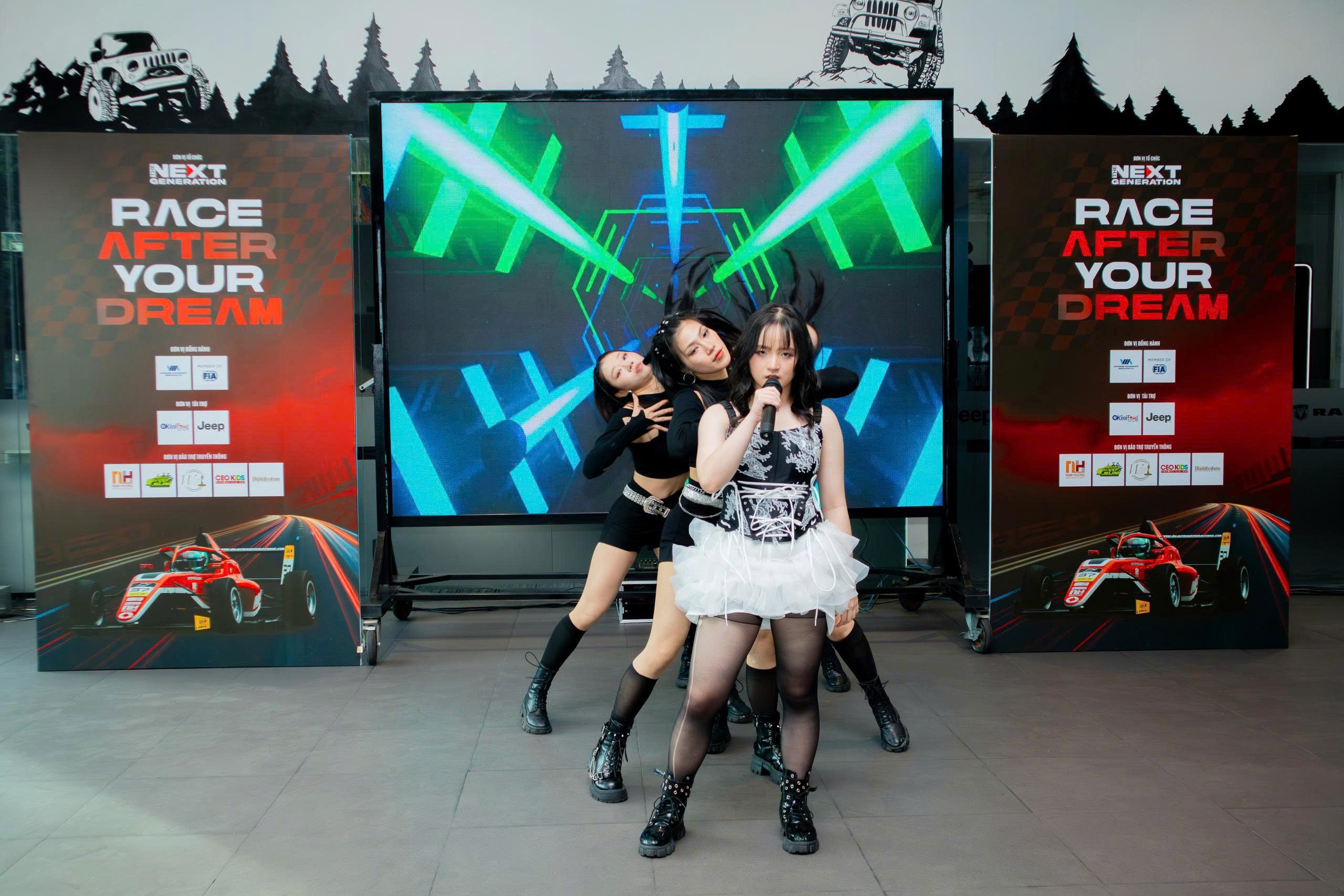 Bích Ngọc – Con gái ca sĩ Trang Nhung xuất hiện ấn tượng và tràn đầy năng lượng