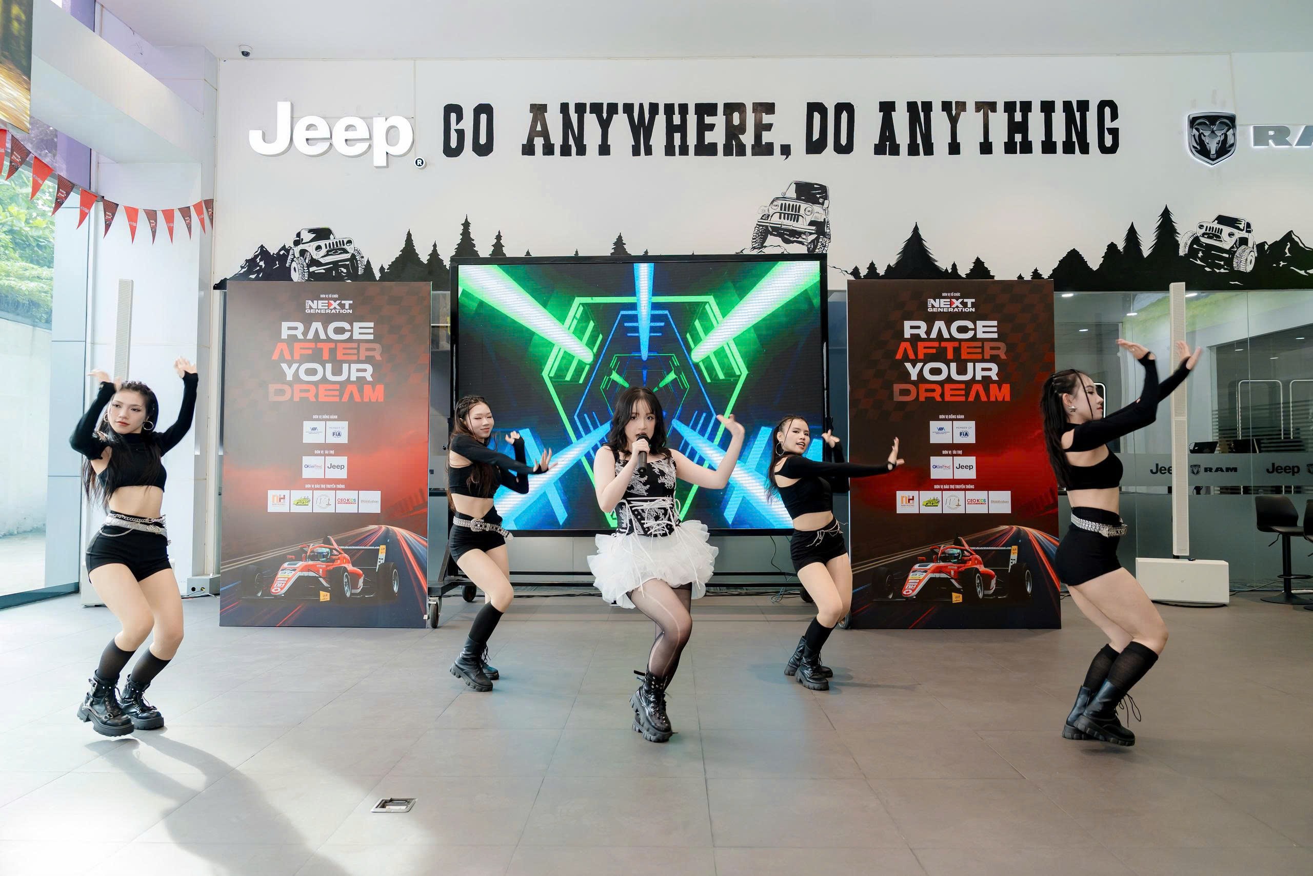 Bích Ngọc – Con gái ca sĩ Trang Nhung xuất hiện ấn tượng và tràn đầy năng lượng