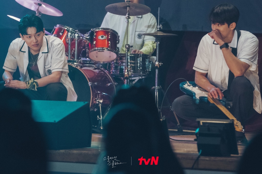 Dàn cast ‘Twenty Five, Twenty One’ khoe tình bạn khăng khít trong loạt ...